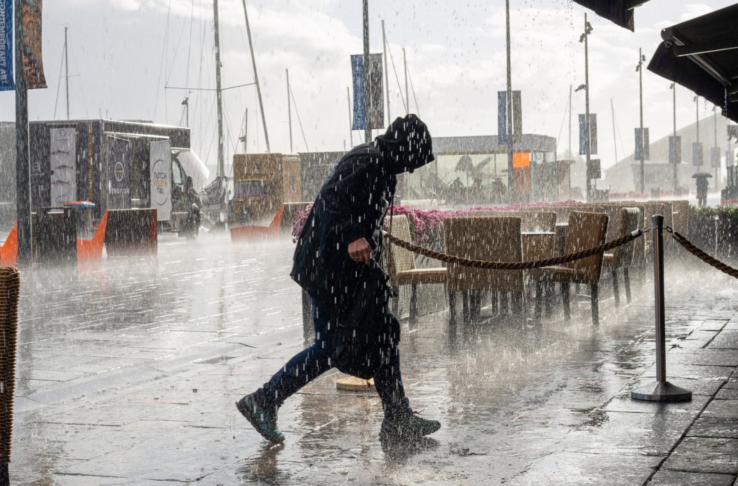 Vaut-il mieux courir ou marcher pour être moins mouillé par la pluie? | ICI Explora